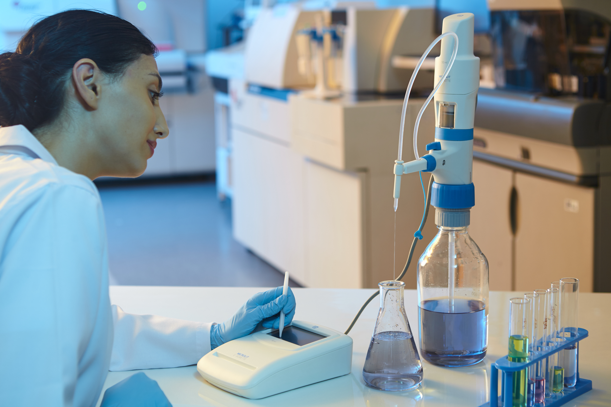 Top 5 Trends in Science Laboratory Equipment in 2025 - Microlit